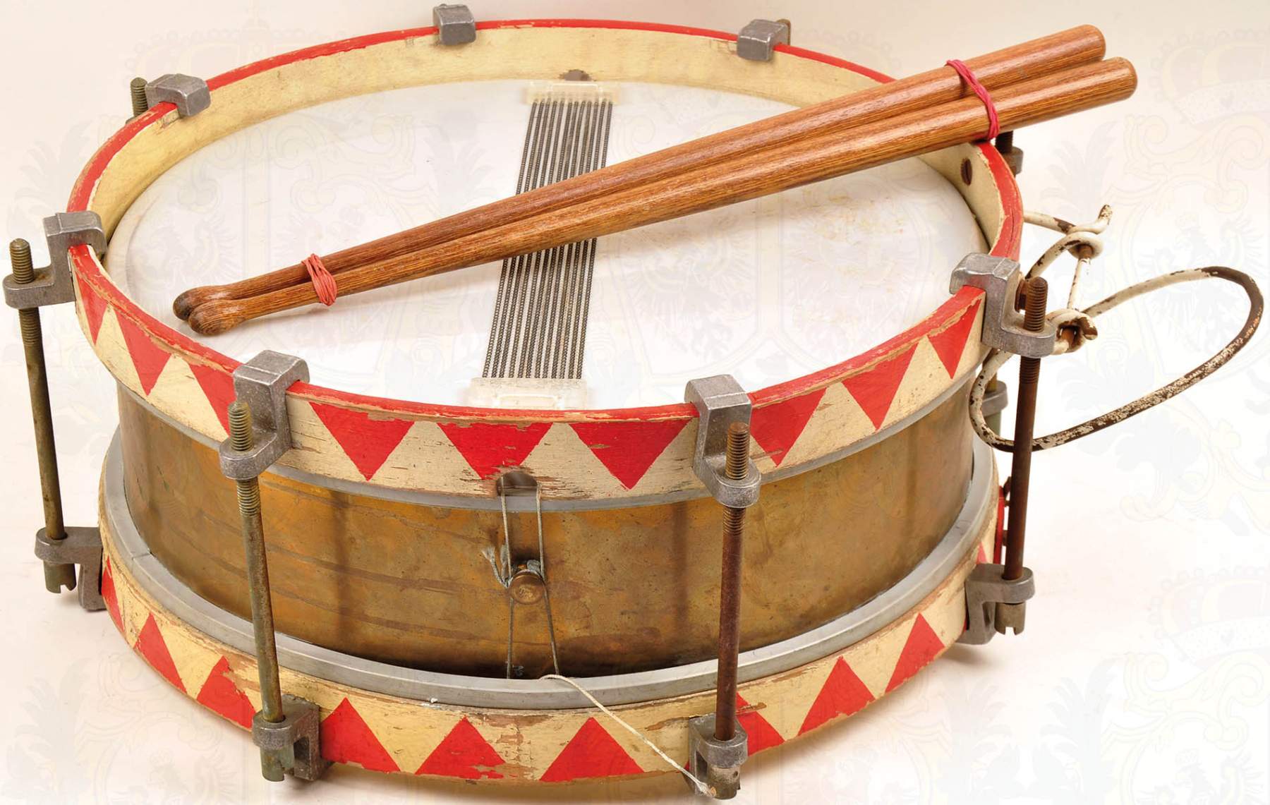 MARSCHTROMMEL (Flachtrommel), Messing-Korpus, rot/weiß lackierte Holz ...