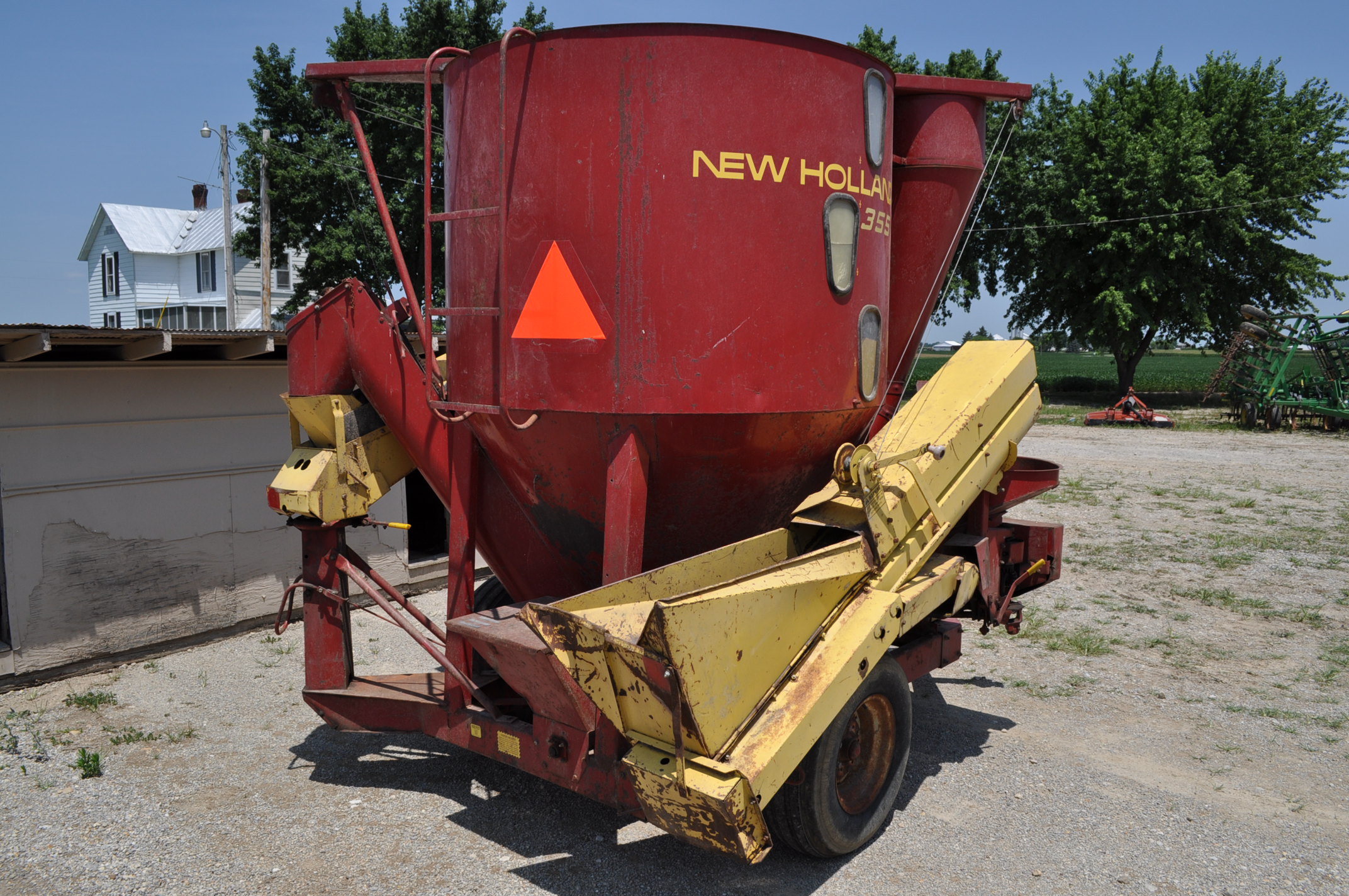 New Holland 355 grinder/mixer, ear corn chute, folding discharge auger