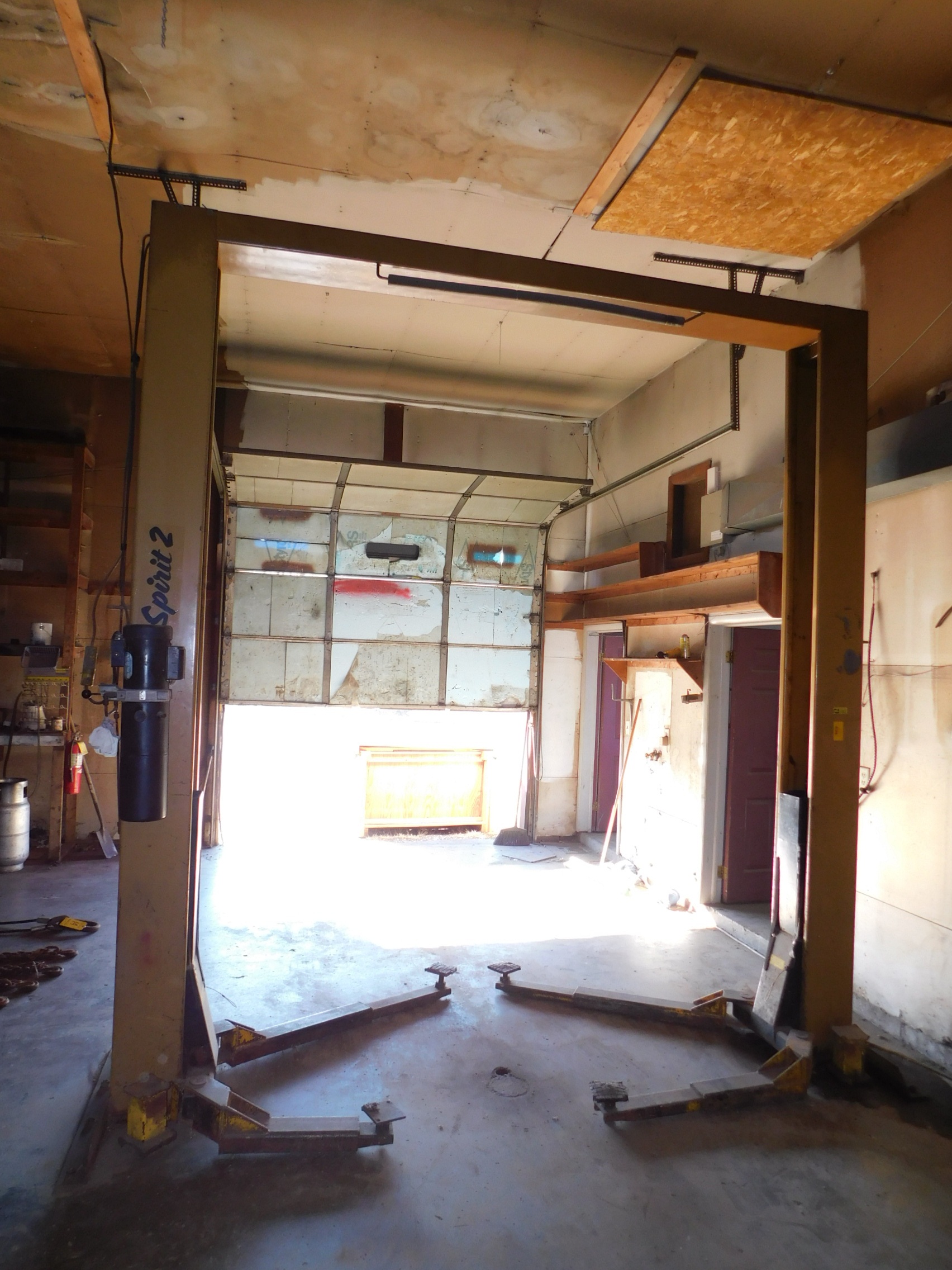 VBM Corp. Model 31000 " Challenger Spirit 2 " 2 post car lift, 7000 lb ...