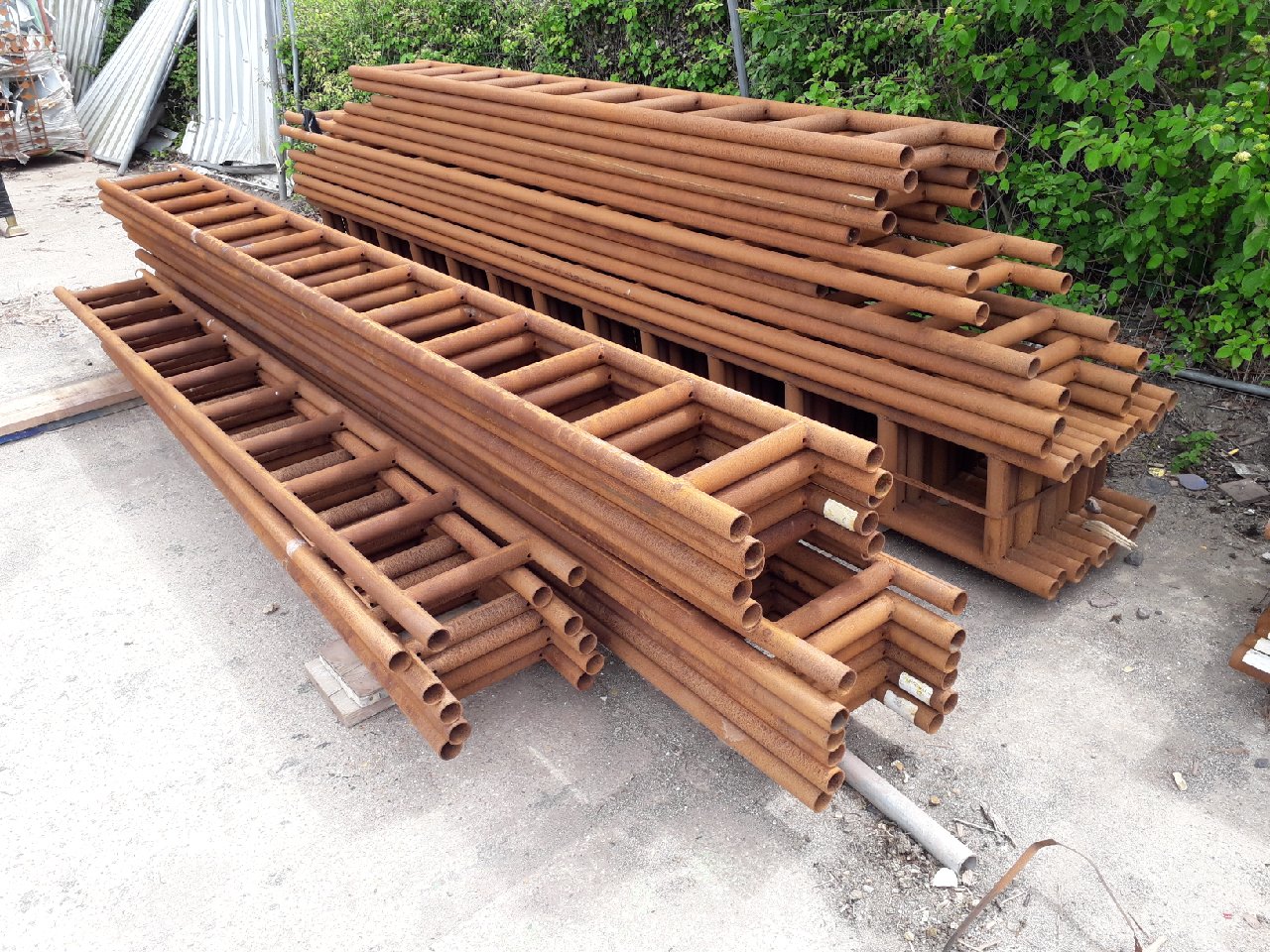 58 Scaffold Ladder Beams, (12 x 10ft, 28 x 13ft, 18 x 16ft)