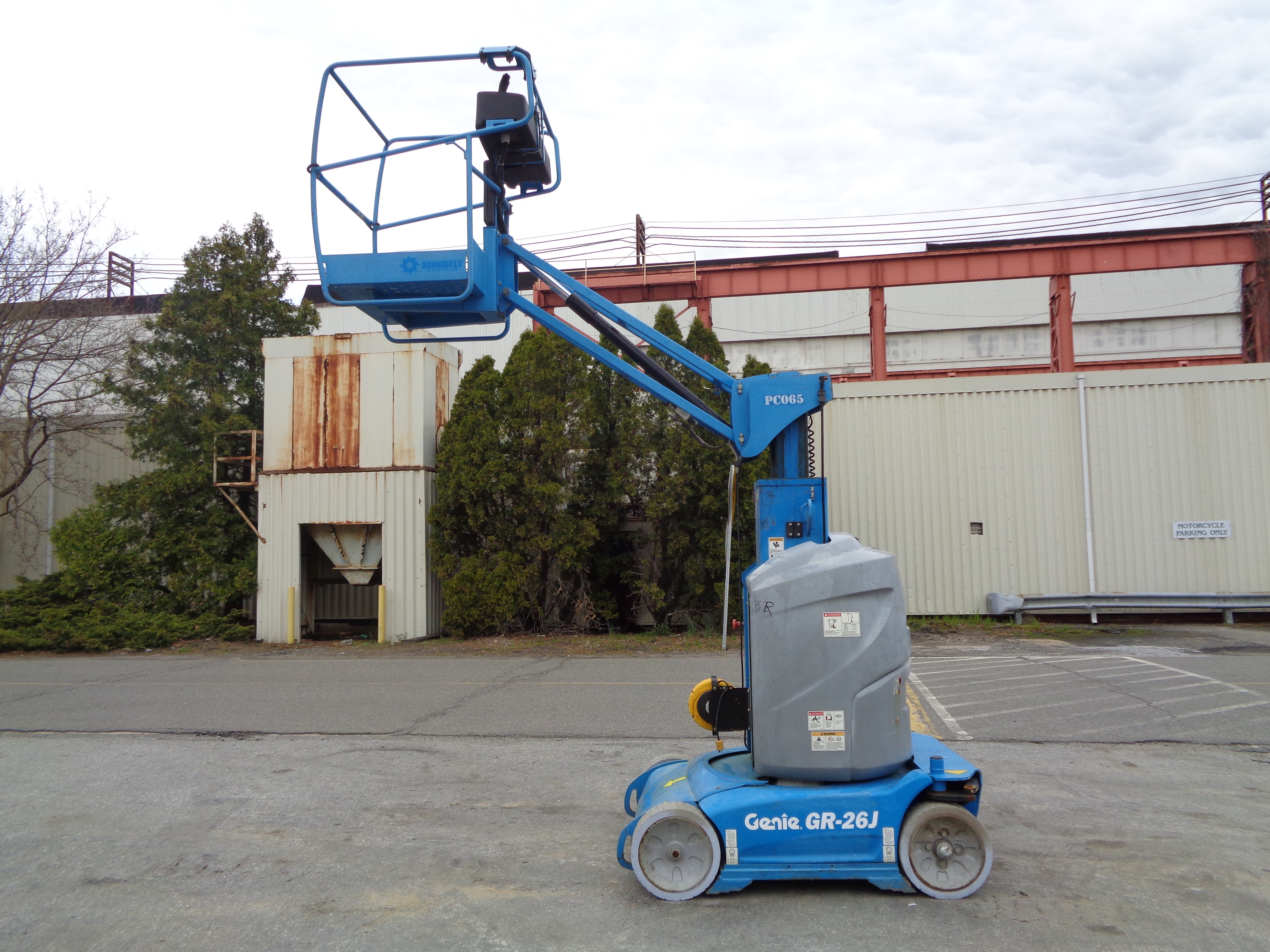Make: Genie Model: GR-26J Year: 2012 SN: 921099 Hours: 28 26ft Height ...