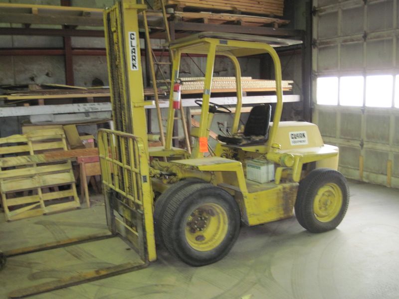 Clark Gas Forklift, M/N IT40, Type G, S/N IT40-344-945, 4,000 lb cap ...