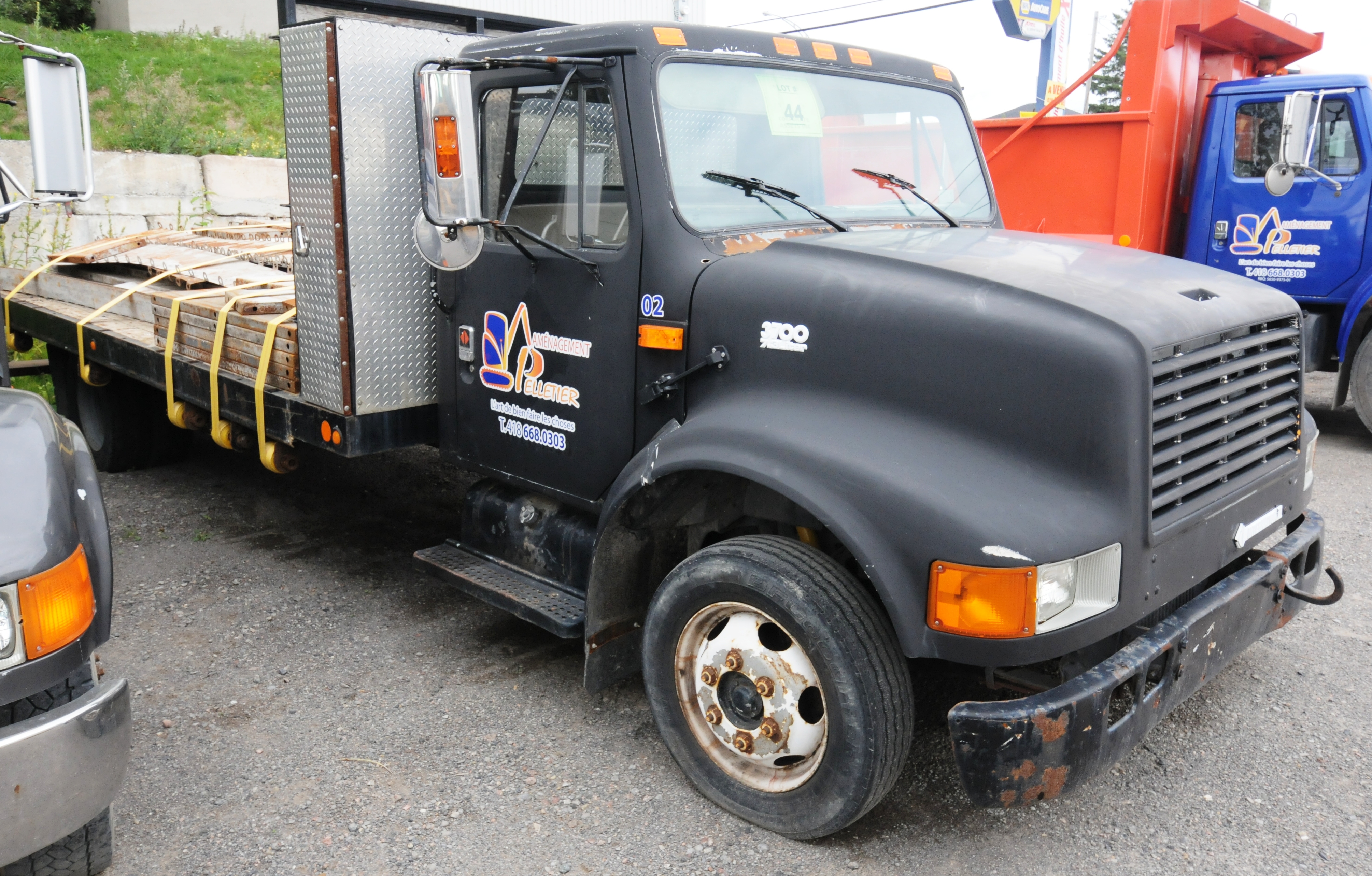INTERNATIONAL (1990) 3700 40S FLATBED TRUCK, WITH 7.3 LITER V8 ...