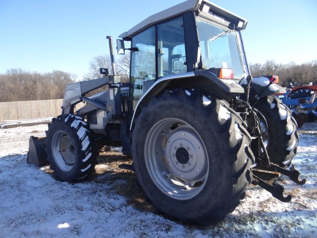 White 6105 Tractor, 1994 4380hrs, MFWD, w/Loader