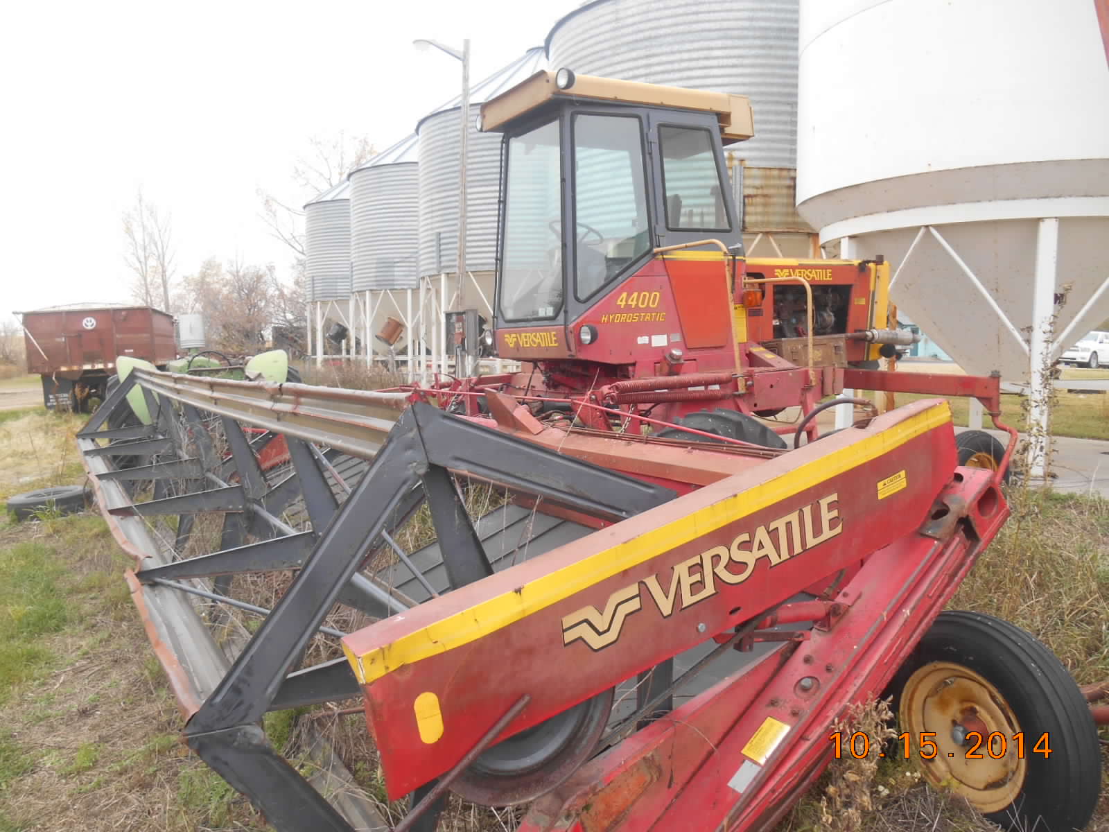 Versatile 4400 24â€™ SP Swather: cab, air,