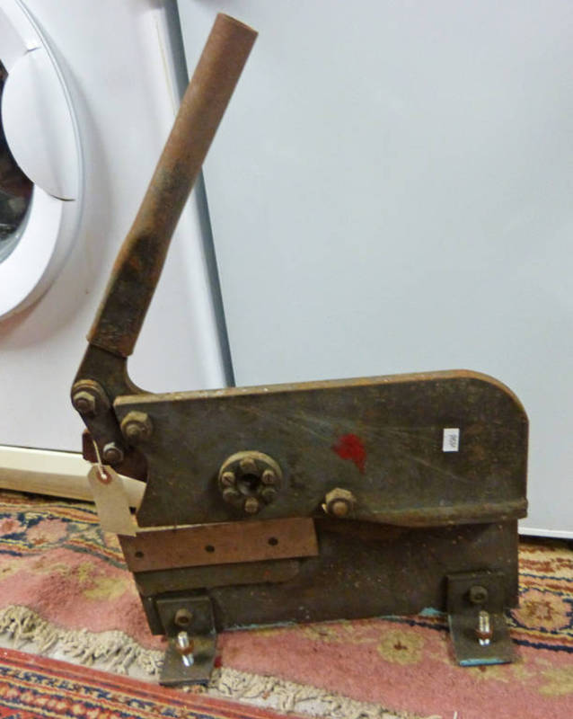 BENCH MOUNTED GUILLOTINE