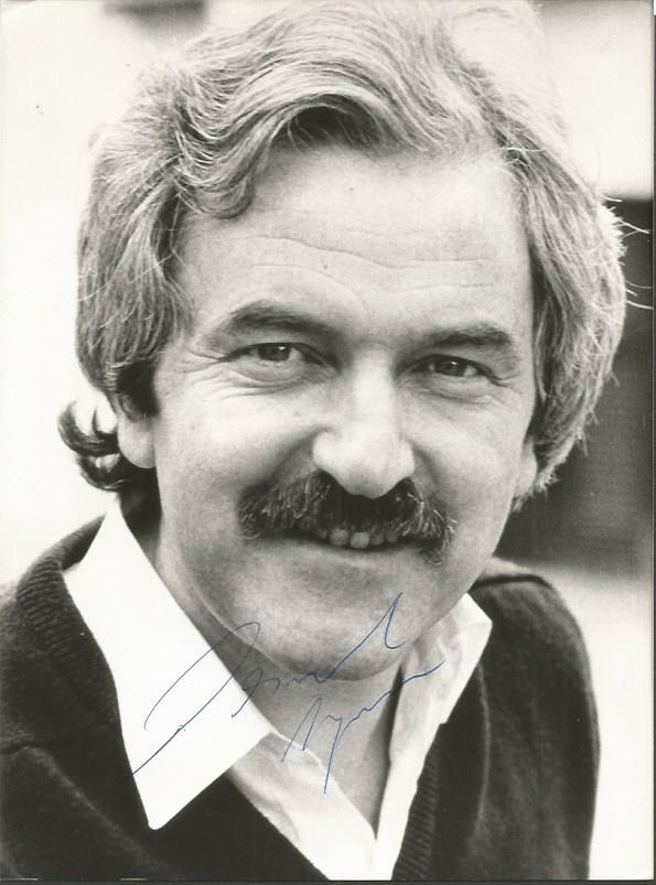 Des Lynam autographed photo. 8x6 black and white portrait photo signed ...