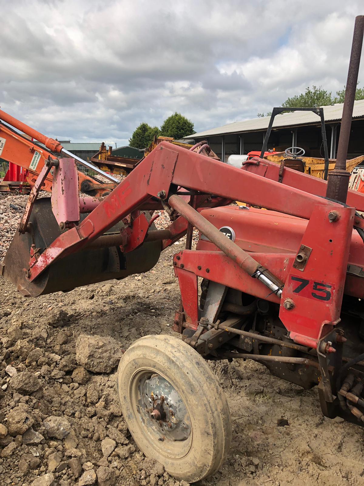 DS - MASSEY FERGUSON 135 TRACTOR C/W FRONT LOADER ATTACHMENT, RUNS ...