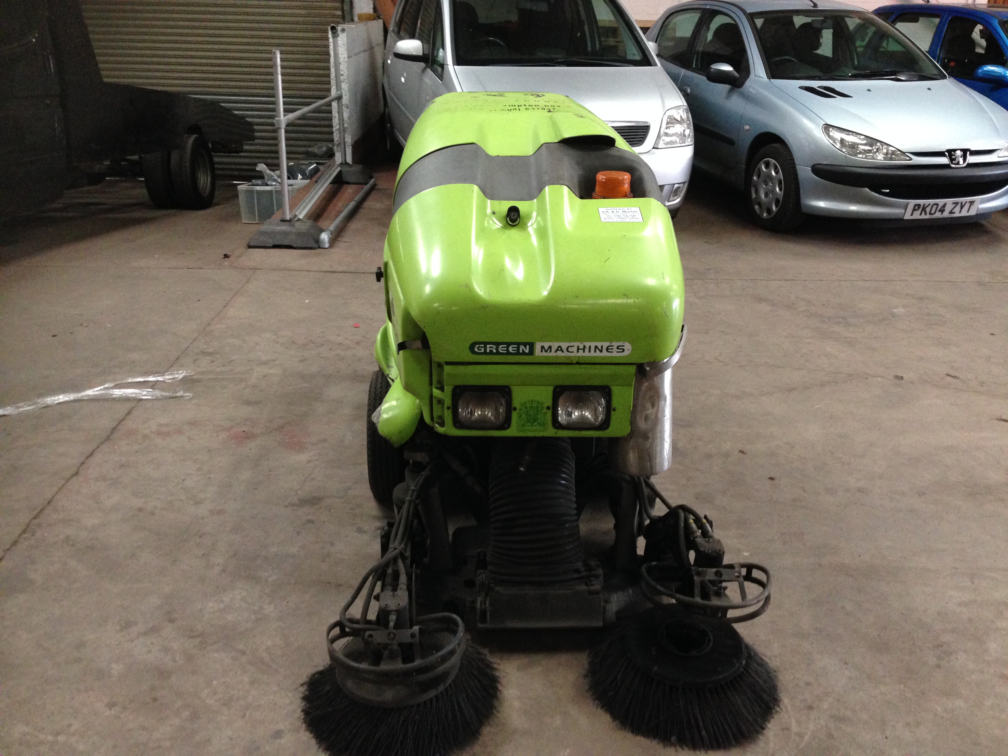 GREEN MACHINE 414 S2D COMPACT ROAD SWEEPER - DIESEL 3964 HOURS SUITABLE ...