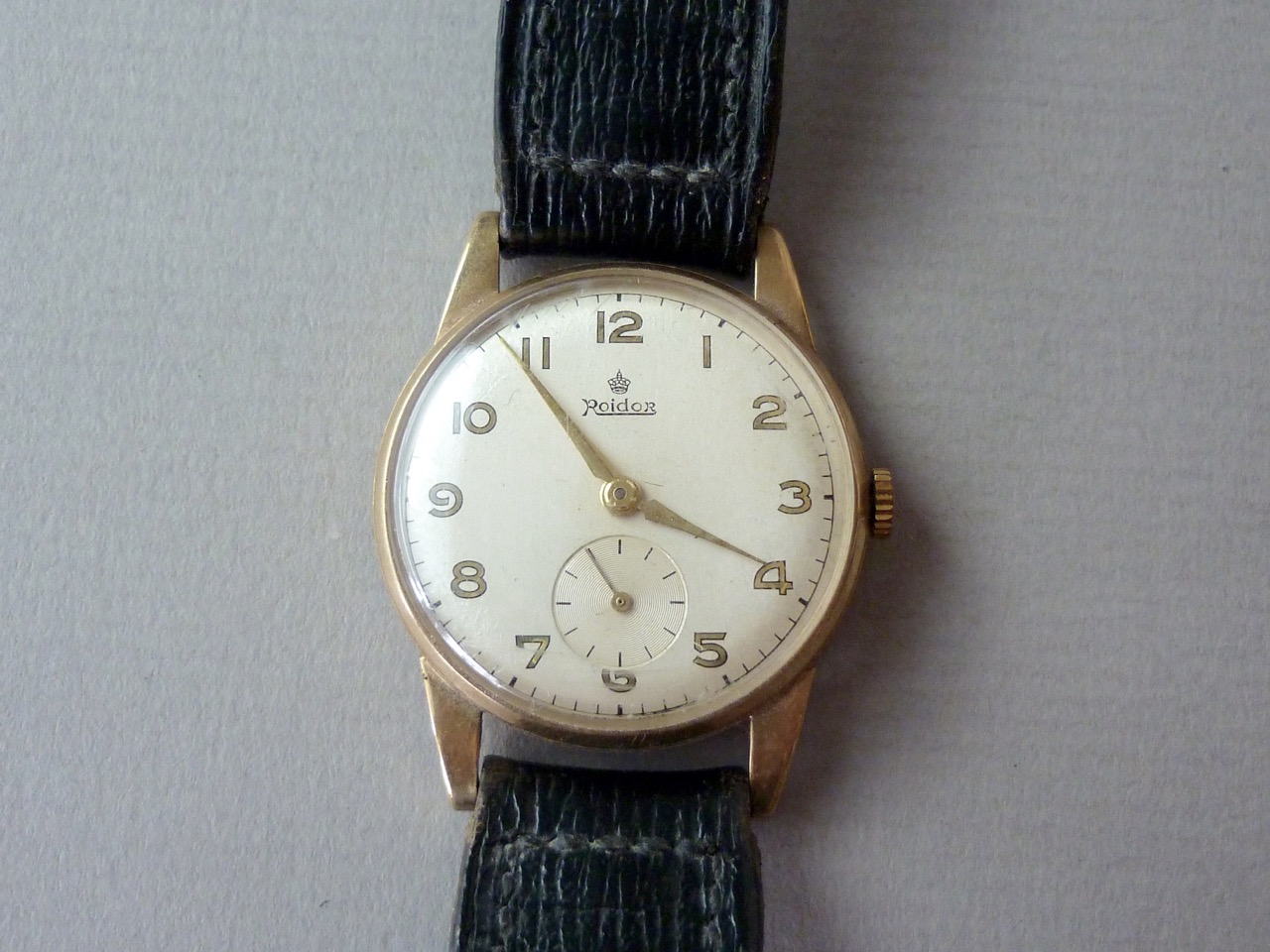 A 1950s gentleman's 9ct gold cased Roidor wrist watch, with Swiss made ...