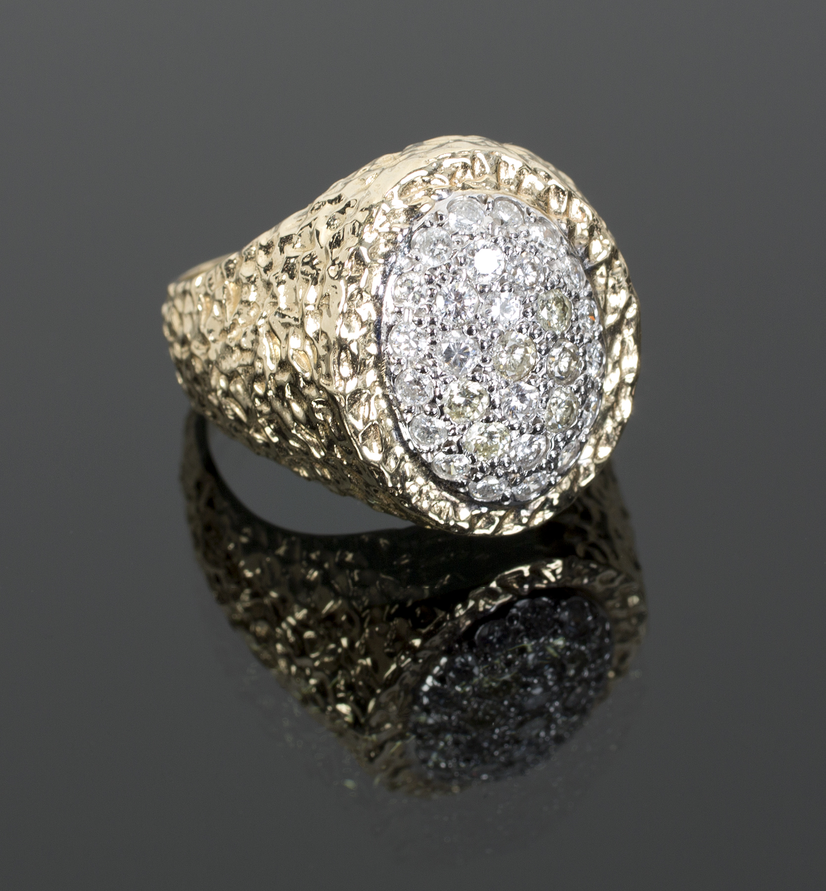 An Elvis Presley diamond ring worn by Presley in 1972-1973. The ring ...