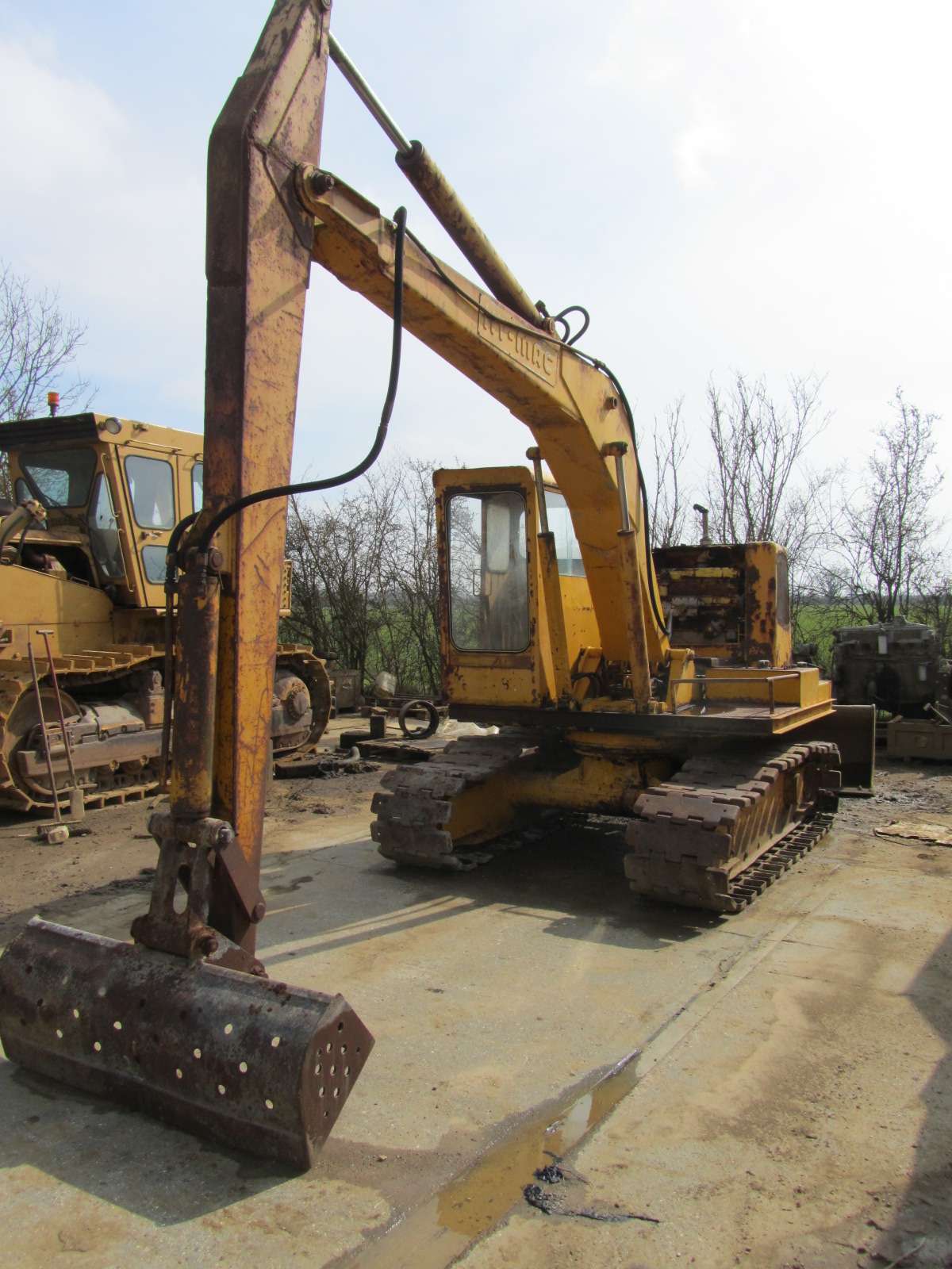 c.1960 HY-MAC 480 360o EXCAVATOR Fitted with metal tracks, digging and ...