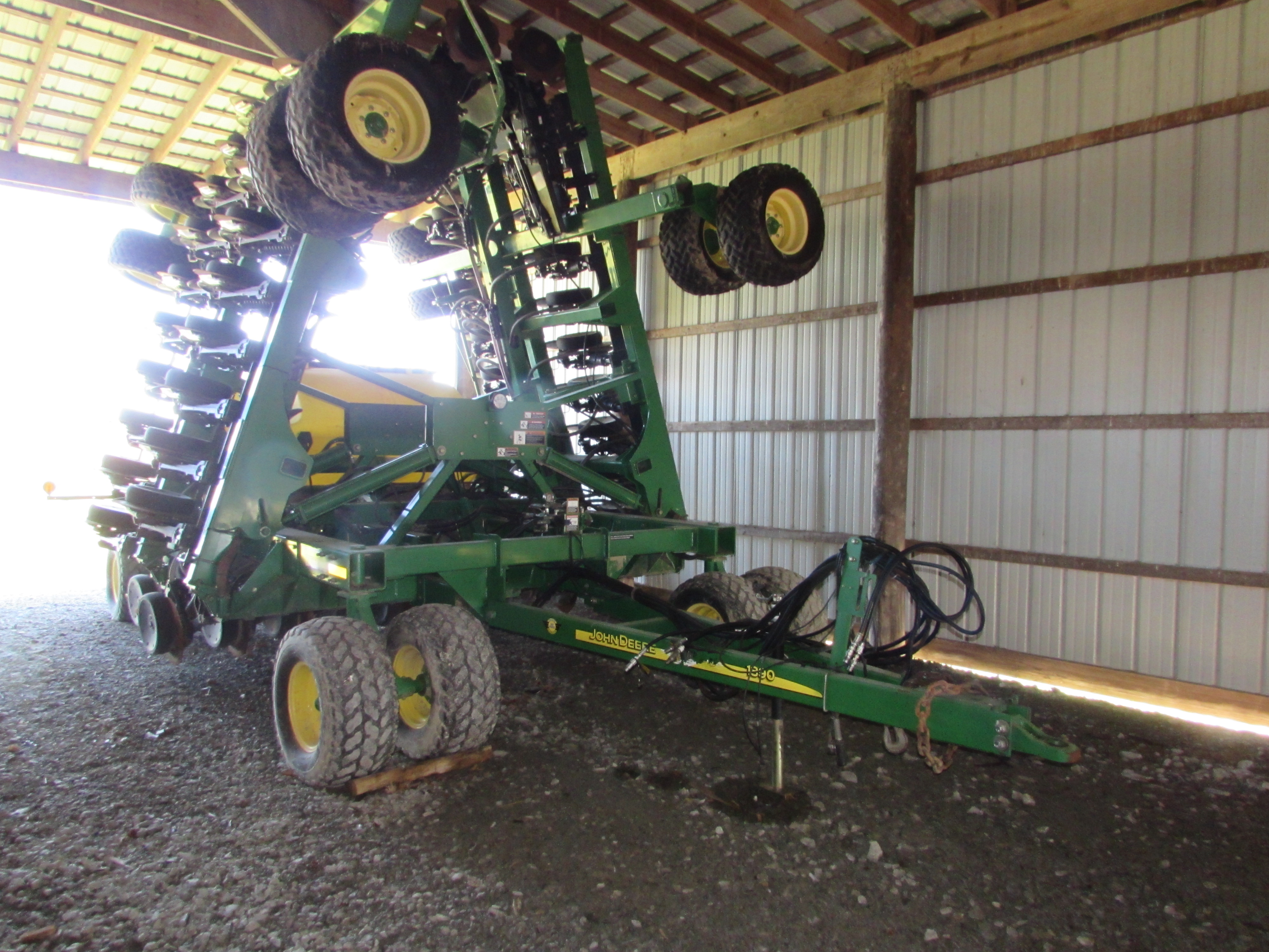 36' John Deere 1890 air seeder, CCS seed metering, 7.5” spacing, cast ...
