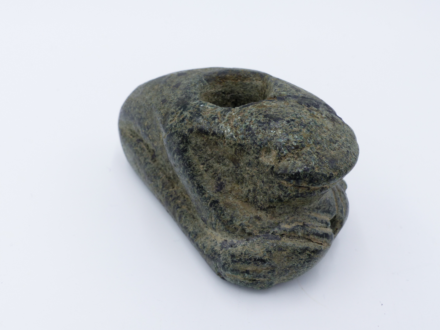 AN ANTIQUE CARVED GREEN STONE FROG PIPE BOWL OF PRE COLUMBIAN FORM, A ...