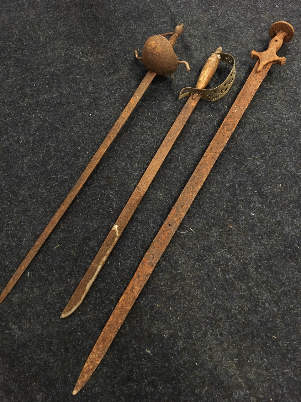 Three rusty old swords. (3)