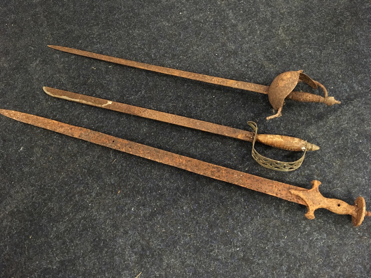 Three rusty old swords. (3)
