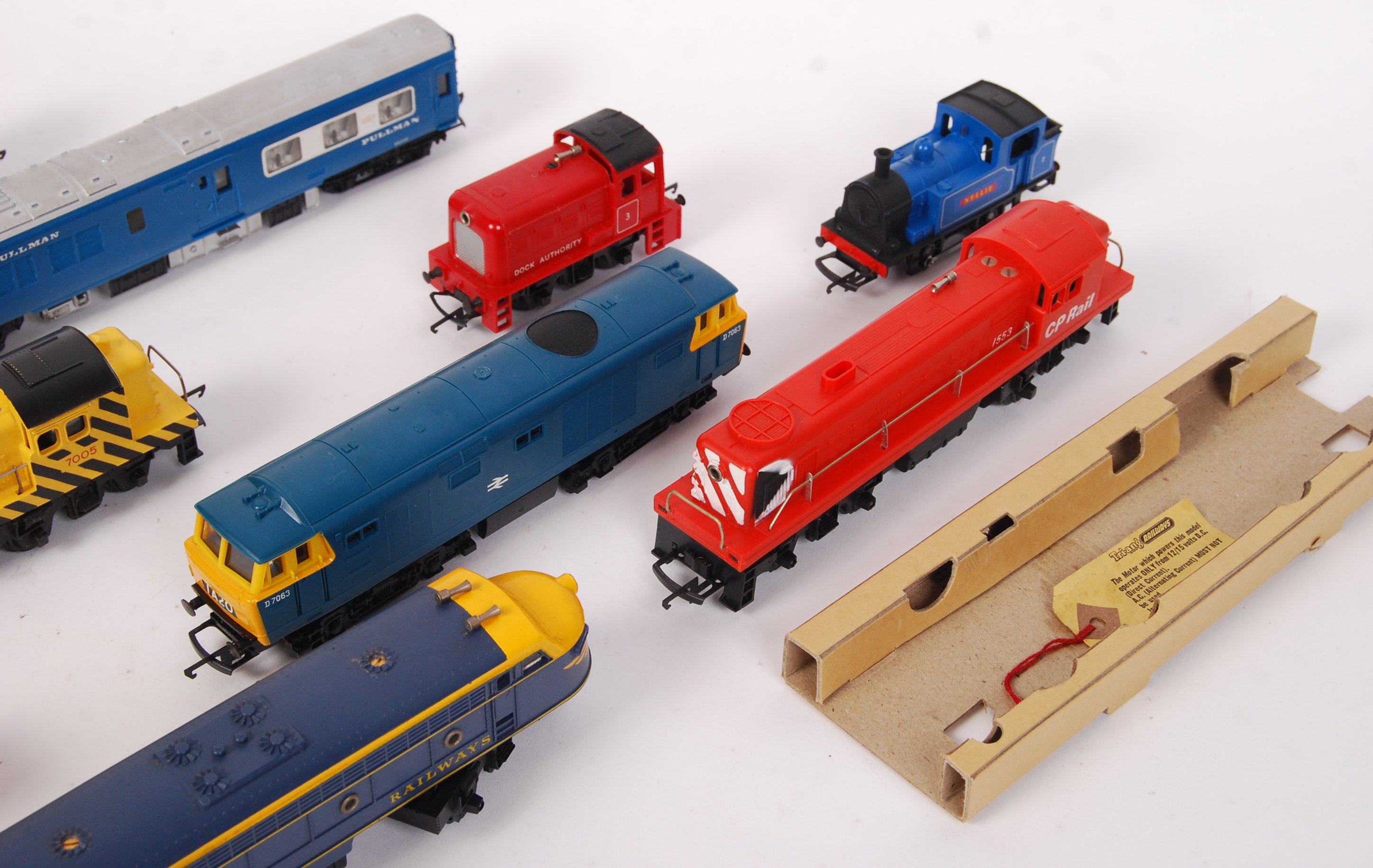 A collection of 10x loose vintage 00 gauge Triang & Hornby railway ...