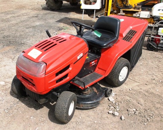 2006 LAWNFLITE MTD E/165 RIDE ON MOWER FITTED WITH DECK & COLLECTOR