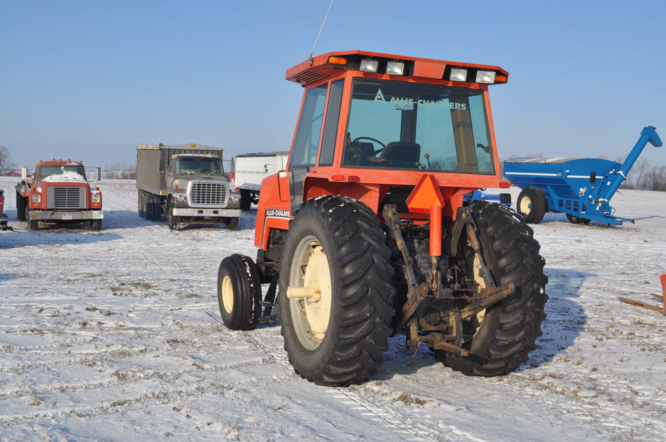 1982 Allis Chalmers 8010 tractor, 8128 hrs, Cab, 2WD, 18.4R38 rear ...