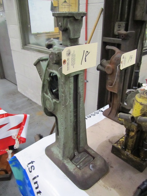 { Group of lots: 18, 19 (P) } Simplex 217 15 Ton Railroad Jack