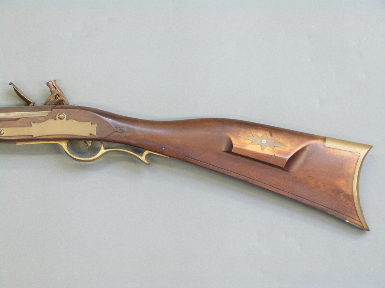 American flintlock Kentucky rifle with engraved Roman type lock and ...