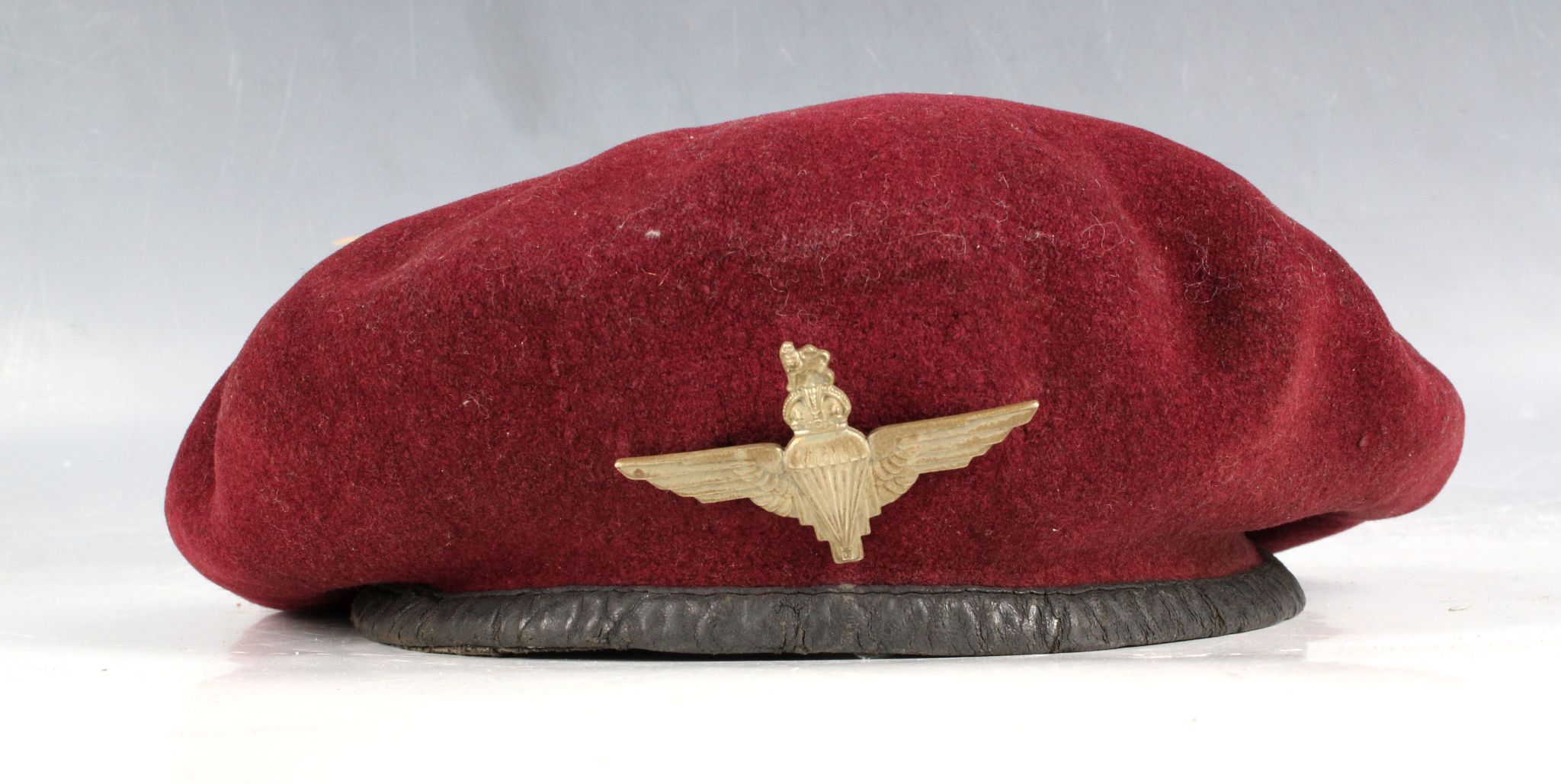British Army, Parachute Regiment beret and badge dated 1945.