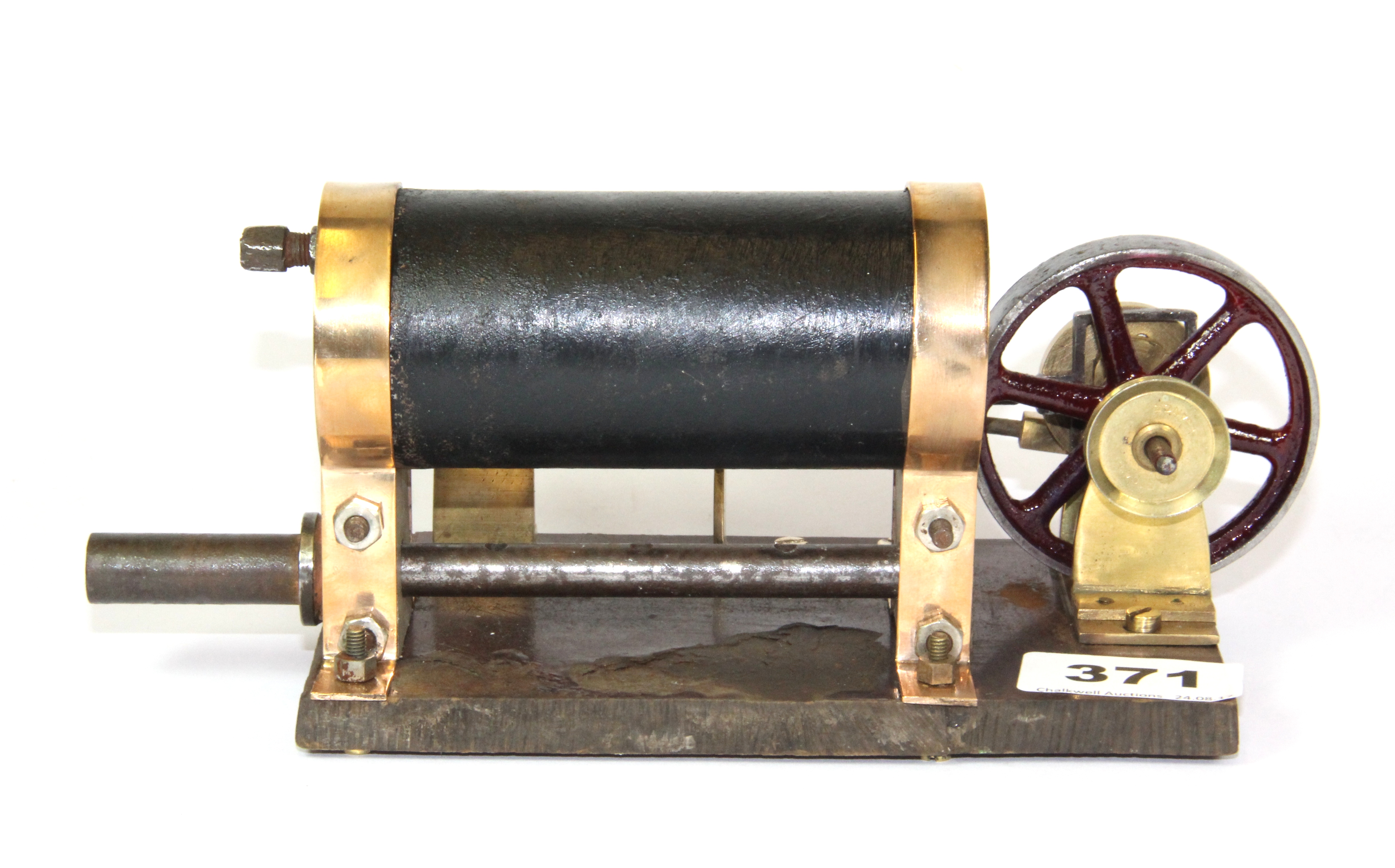 A small horizontal steam engine, 22 x 9cms.
