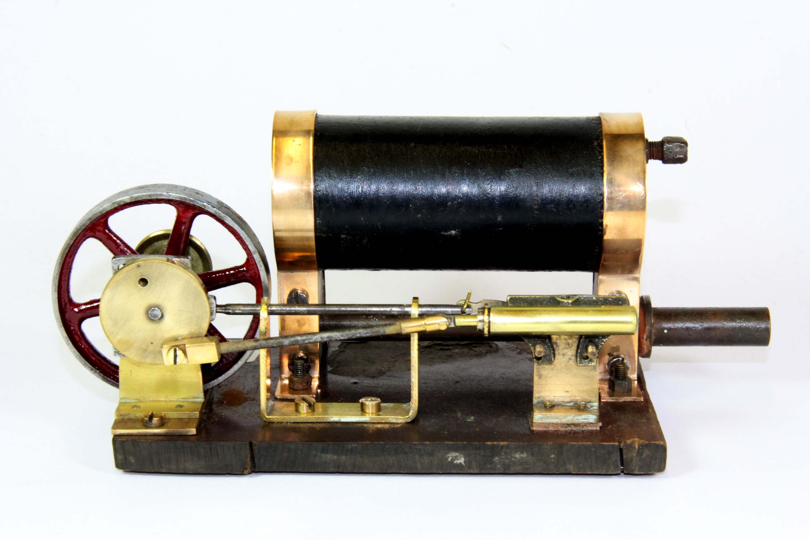 A small horizontal steam engine, 22 x 9cms.