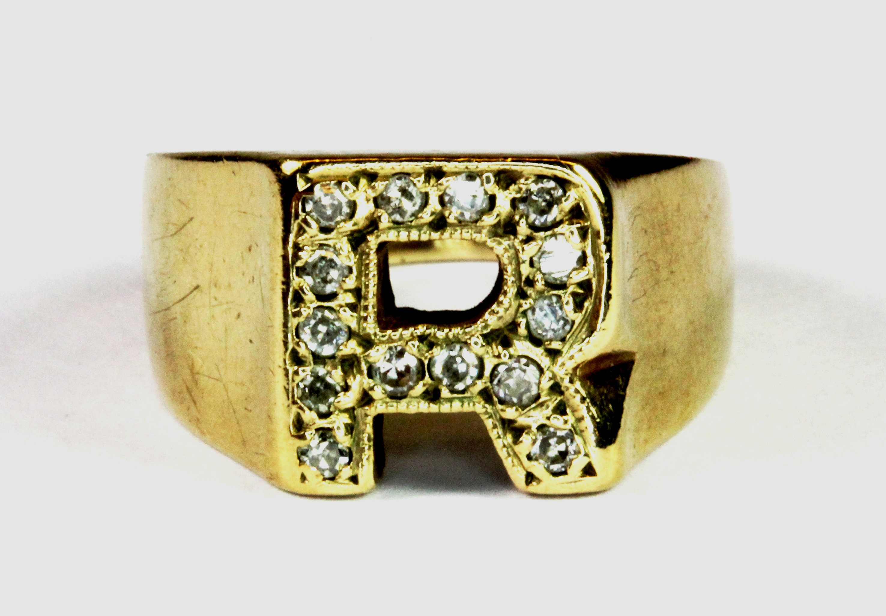 A 9ct yellow gold initial 'R' ring set with diamonds, (K).
