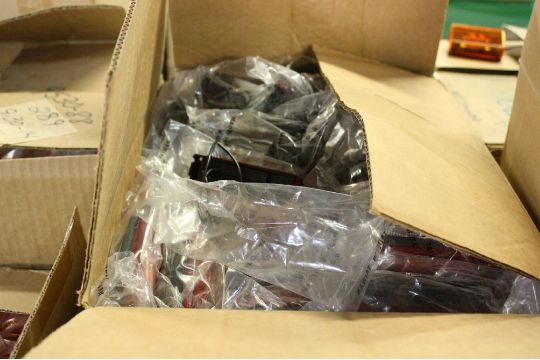 (1) BOX GLO-BRITE P/N SAE-P2PC-93 HEAVY DUTY SEALED RED LAMP