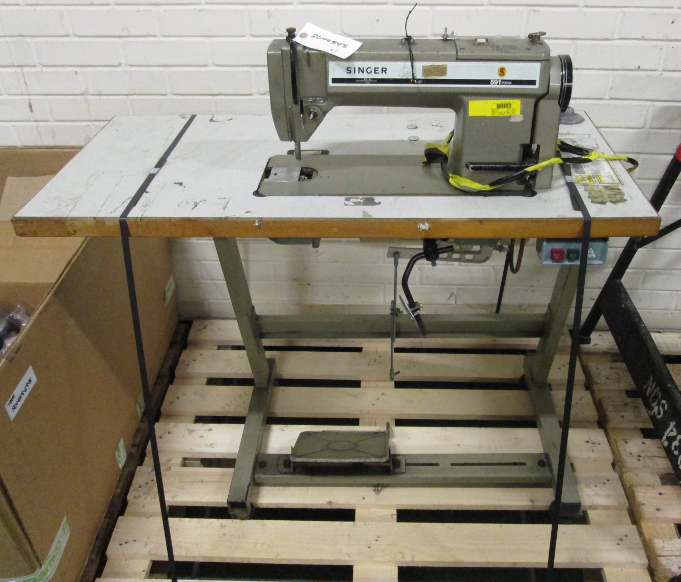 Singer 591 D300A Sewing Machine