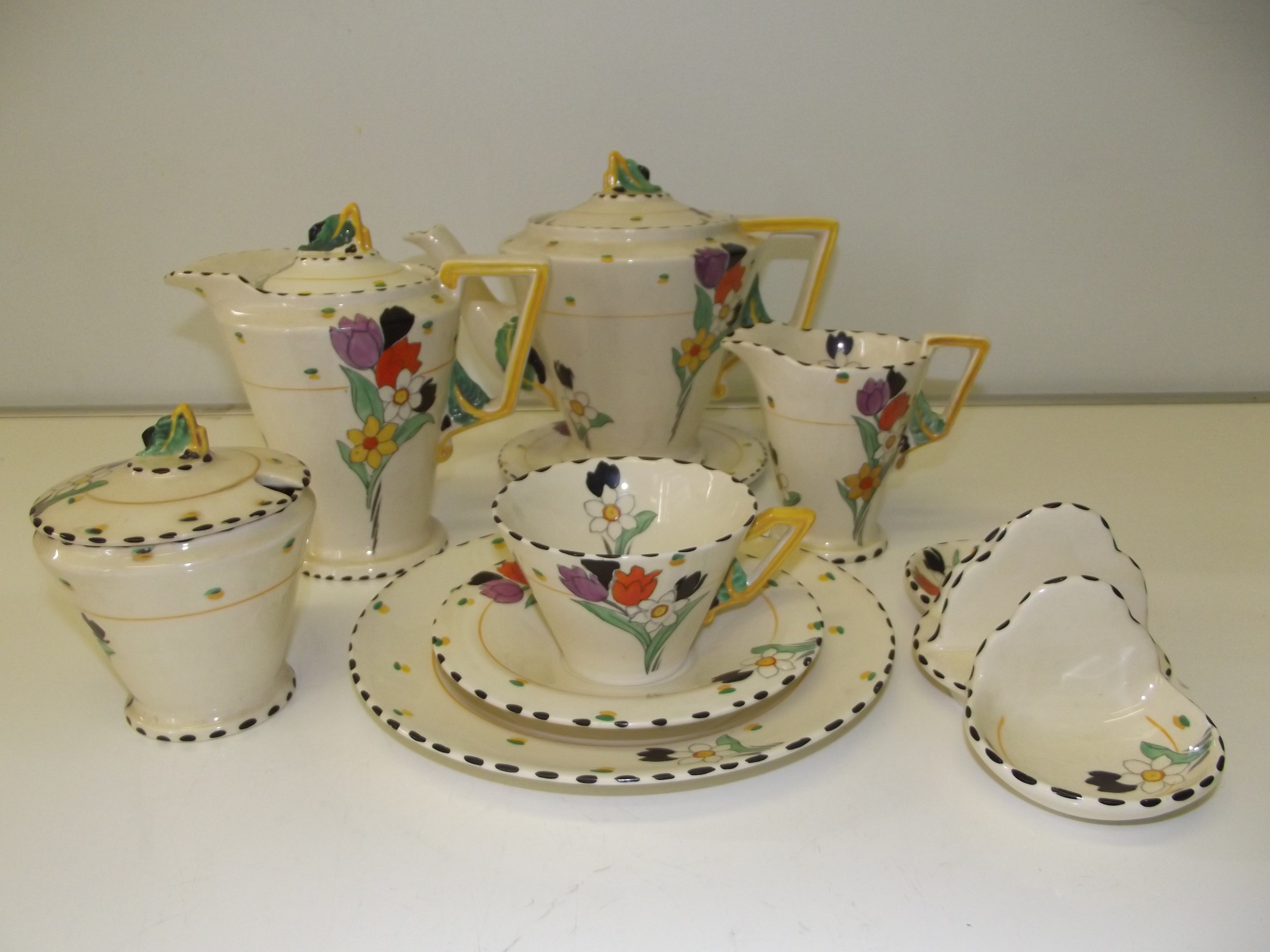Burleigh ware art deco. 11 cups and saucers, 4 bowls, 6 plates (15cm ...