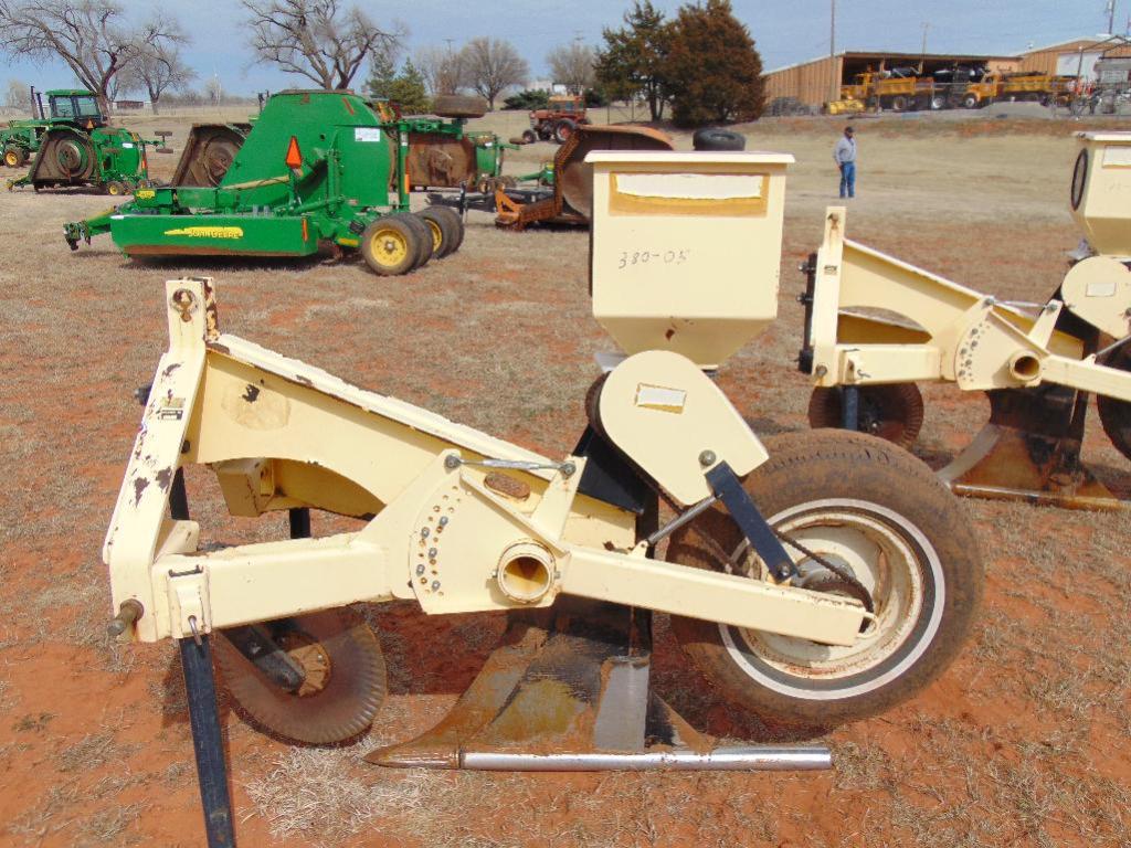 { Choice of lots: 256, 257 } 2006 Verminator Gopher Machine s/n 60327