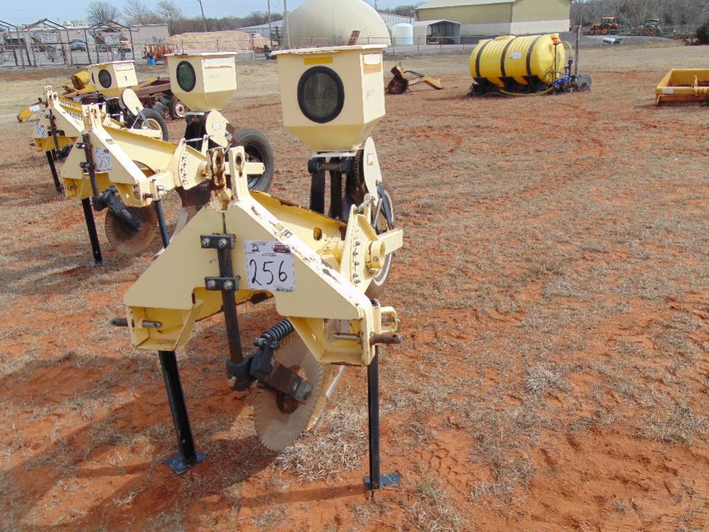 { Choice of lots: 256, 257 } 2006 Verminator Gopher Machine s/n 60327