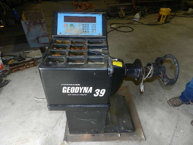{ Group of lots: 28, 29, 30 } Hofmann Geodyna 39 Tire Balancer with zip ...