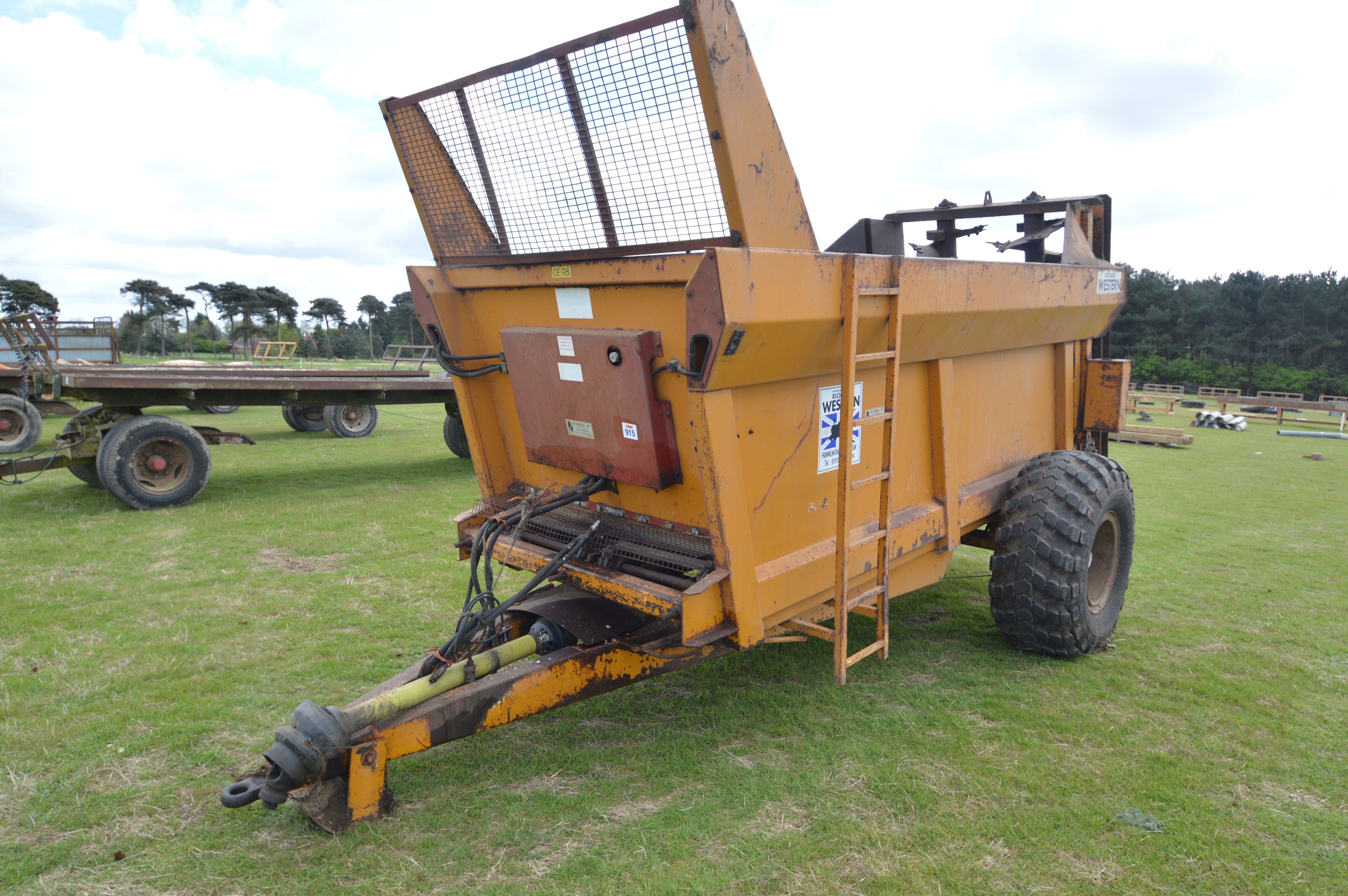 RICHARD WESTERN MUCK SPREADER
