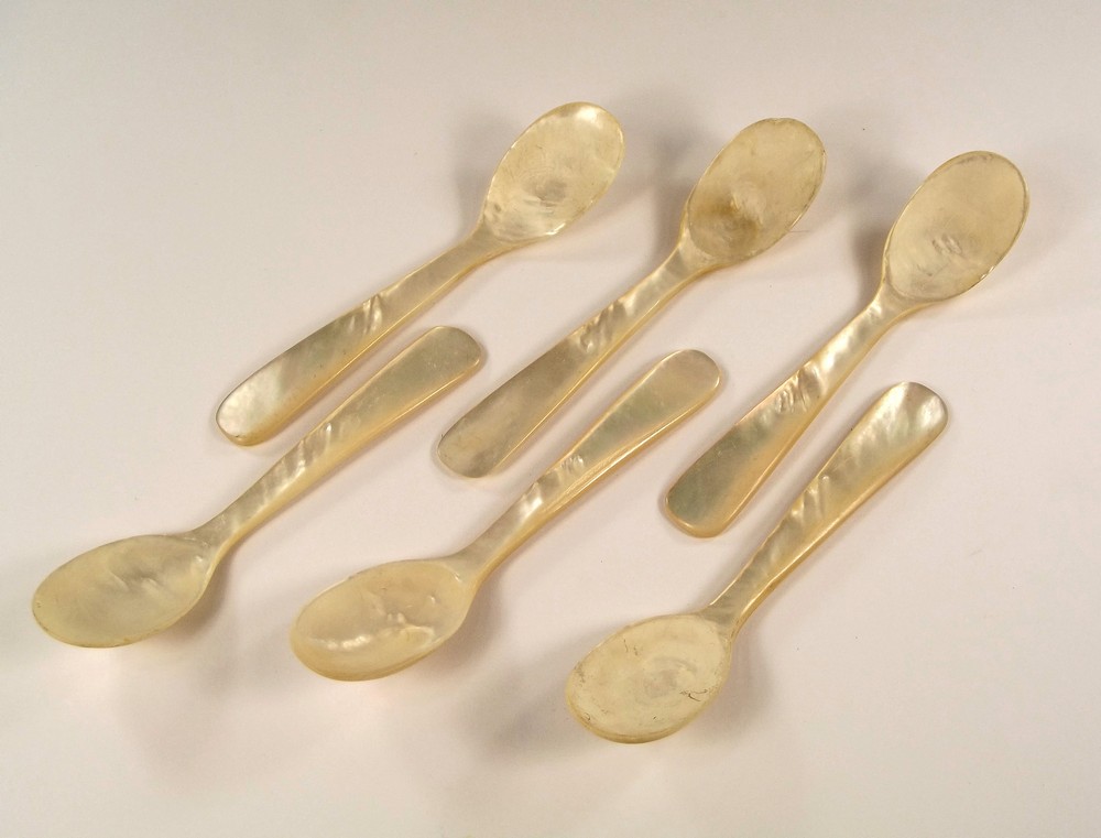 CAVIAR SPOONS. A set of six mother of pearl caviar spoons.