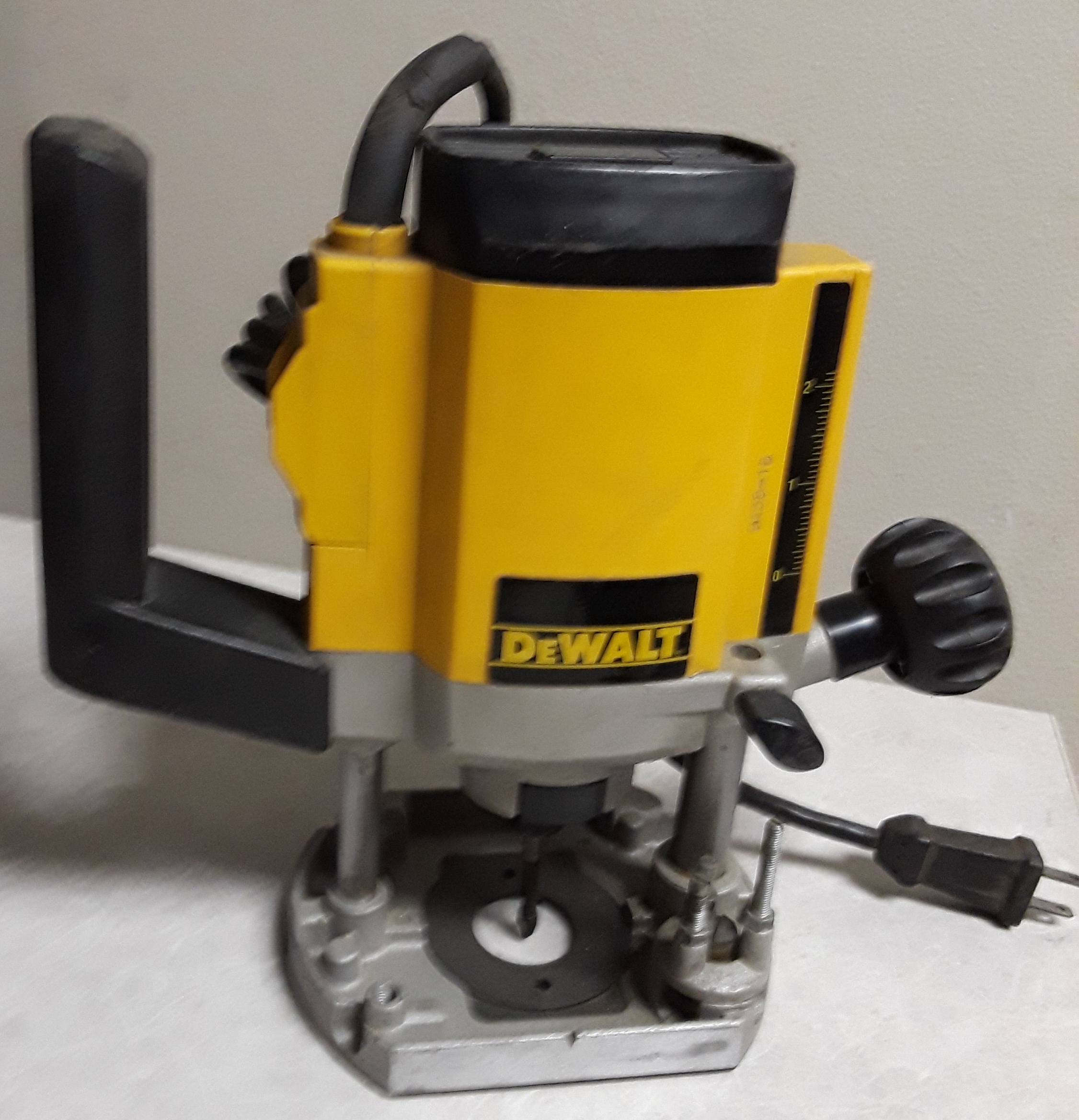DeWalt DW614 Plunge Cut Router 110 Volt 6.6 Amp 24,000 Rpm