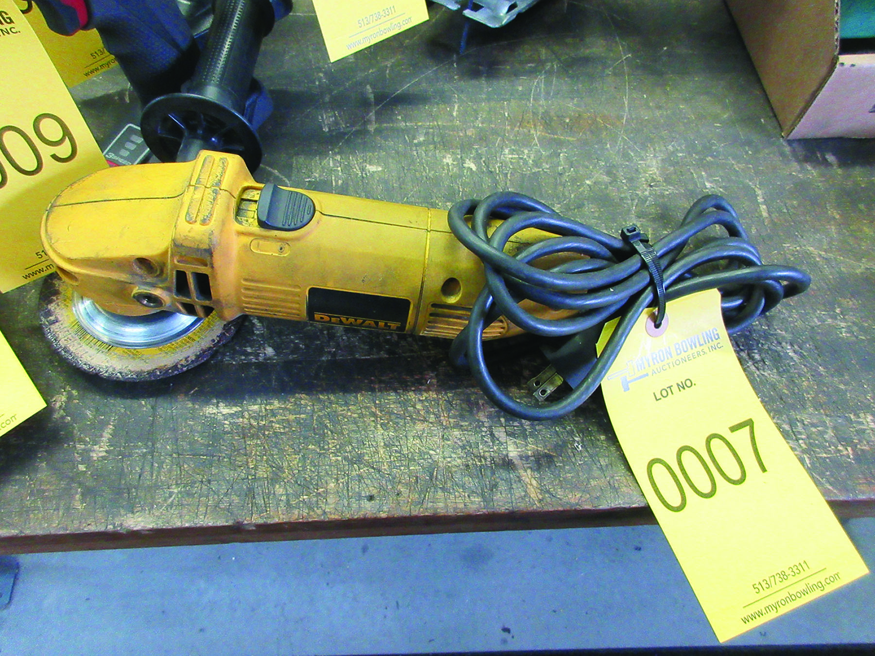 { Group of lots: 6, 7 } } DEWALT DW400 4 1/2'' ANGLE GRINDER; S/N 216301