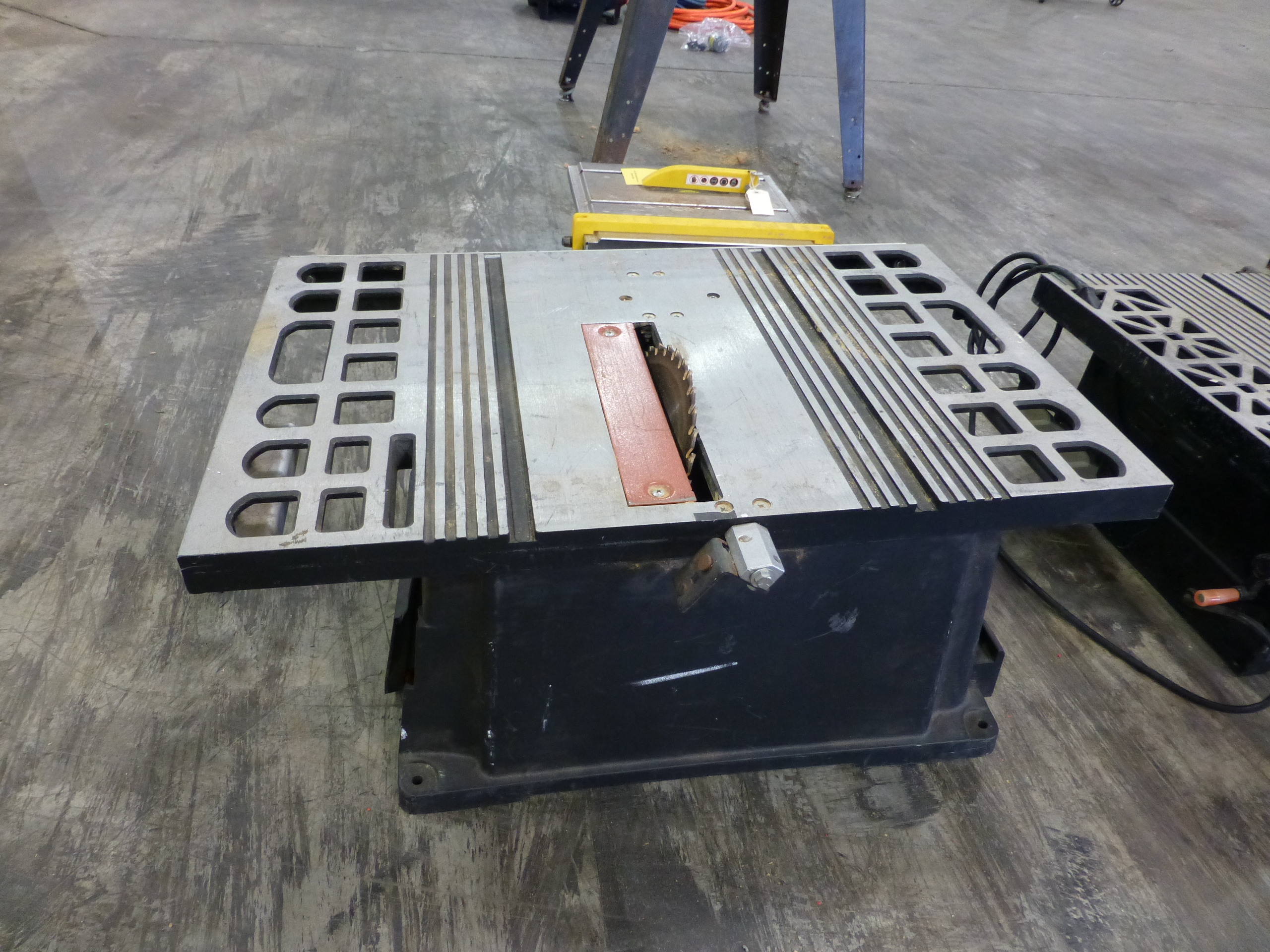 Skil 10" Table Saw|Model No. 3400 13A 87016; 115V; Lot Loading Fee: $5.00