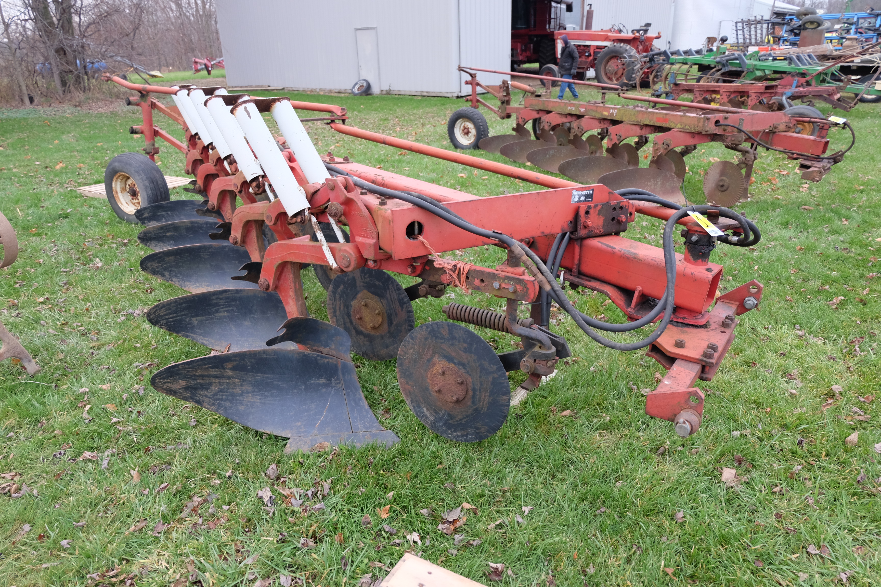 IH 720, 5 bottom Plow, Auto Reset, 3 point
