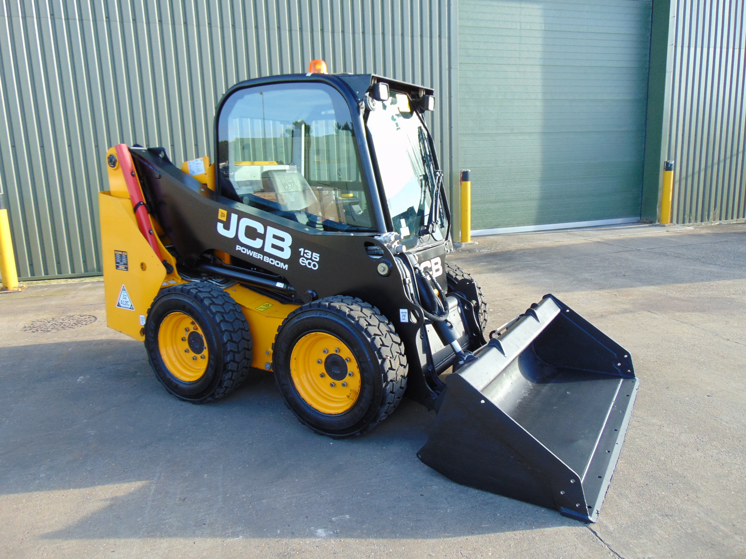 You are bidding on a 2014 JCB 135 ECO T4 Skid Steer Loader. This ...