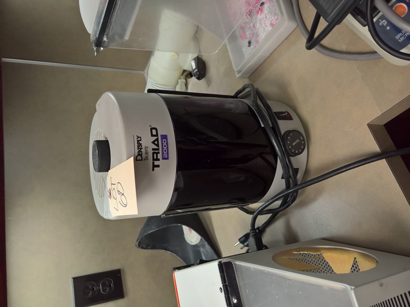 Dentsply (M) Triad 2000, Dental Curing Unit