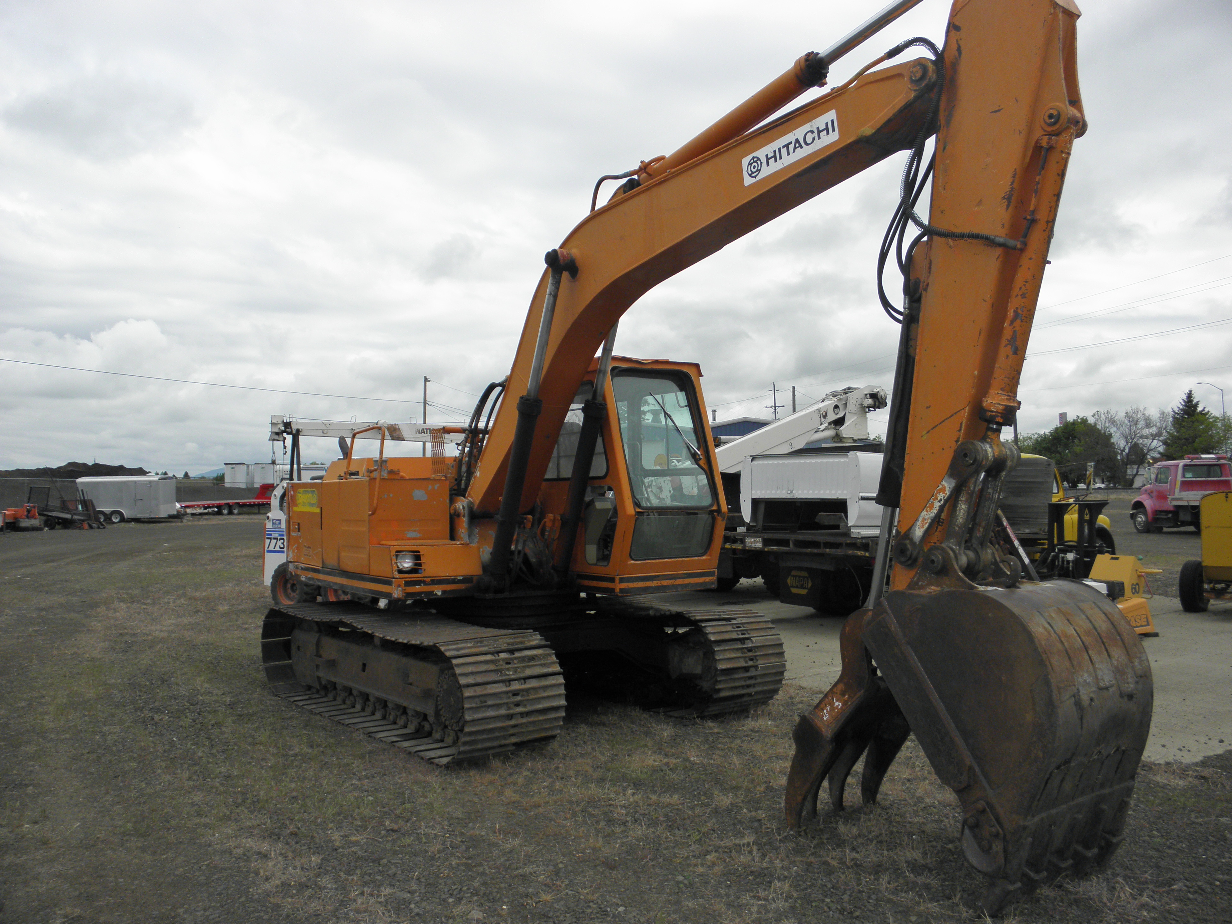 Hitachi UH 045-7 Excavator, 36' bucket hyd thumb cat controls