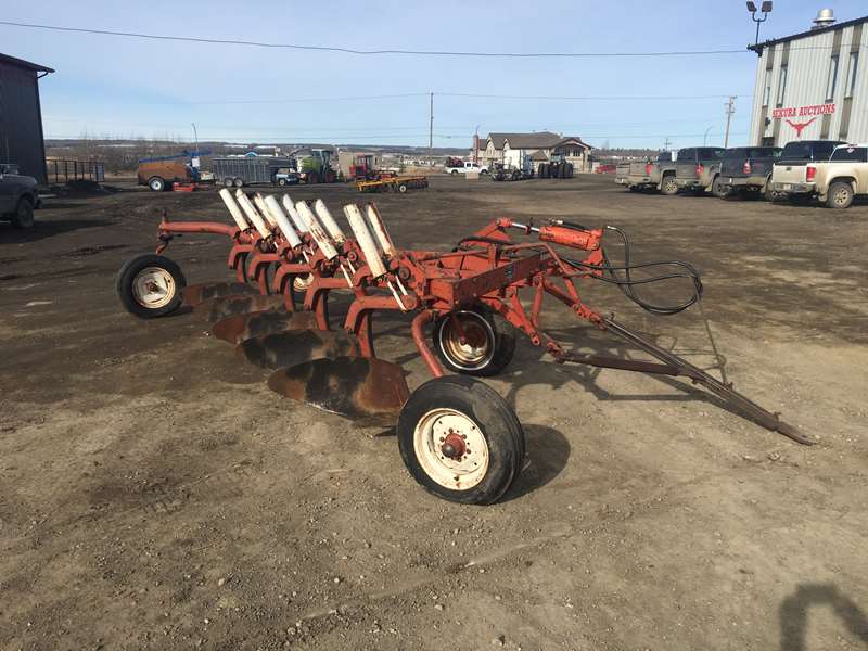International 770 5 Bottom Plow 16" bottoms, (1) coulter, auto reset ...
