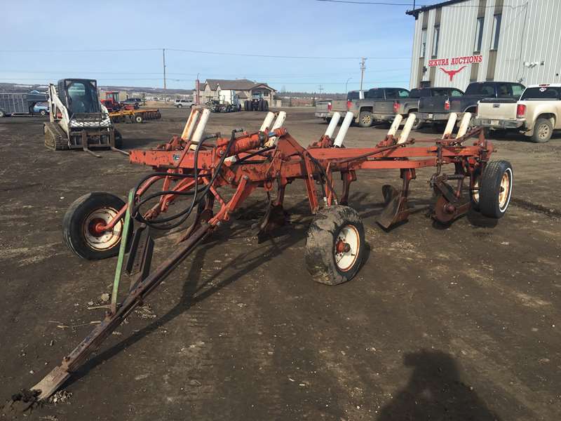 International 770 5 Bottom Plow 16" bottoms, (1) coulter, auto reset ...