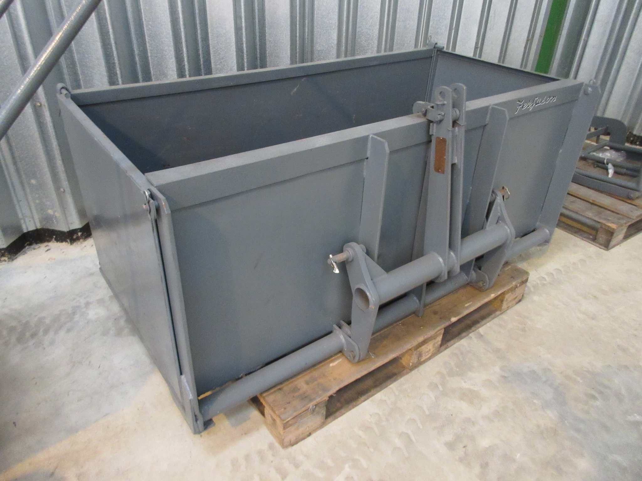 Massey Ferguson Tipping Transporter Box Model 702, tractor width and ...