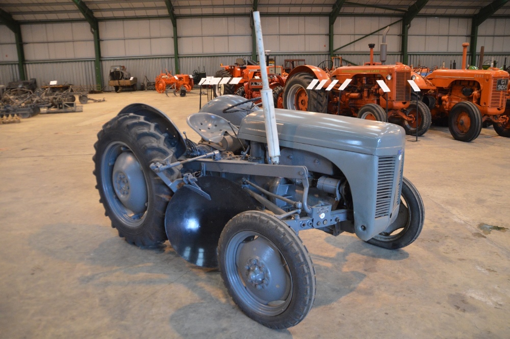 1950 FERGUSON TE-D20 4cylinder petrol/paraffin TRACTOR Reg No: 472 XUA ...