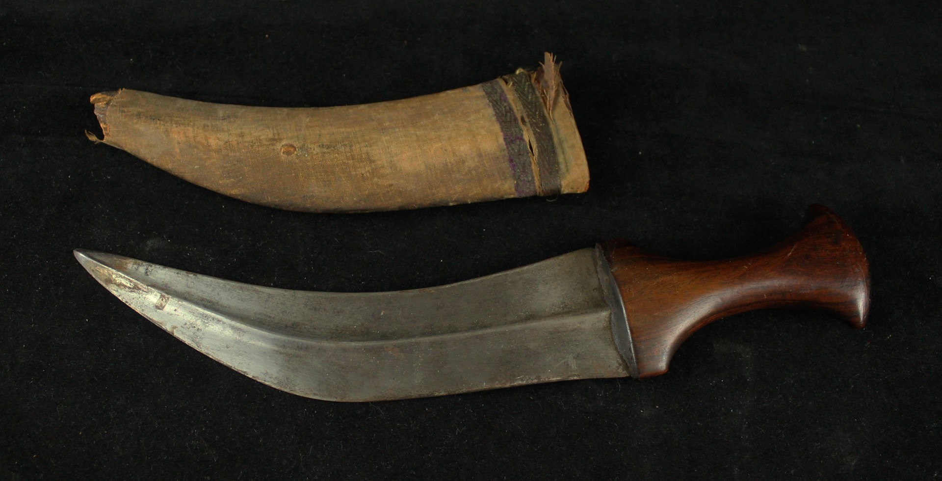 An Arab Jambiya knife, early 20th Century 21cm curved double edged ...