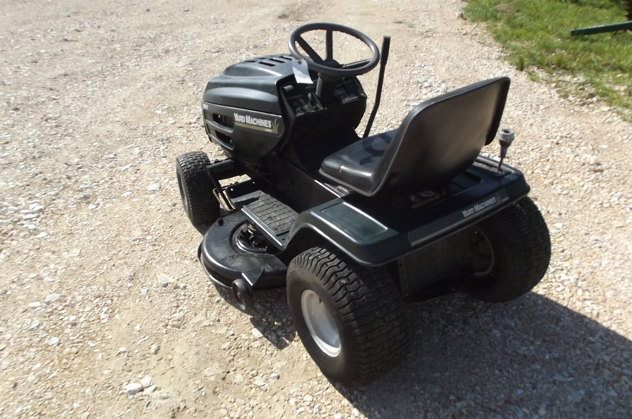 MTD Yard Machines 42" Riding Mower ÿ16.5 OHV High Performance I/C Briggs and Stratton ÿmotor , Au